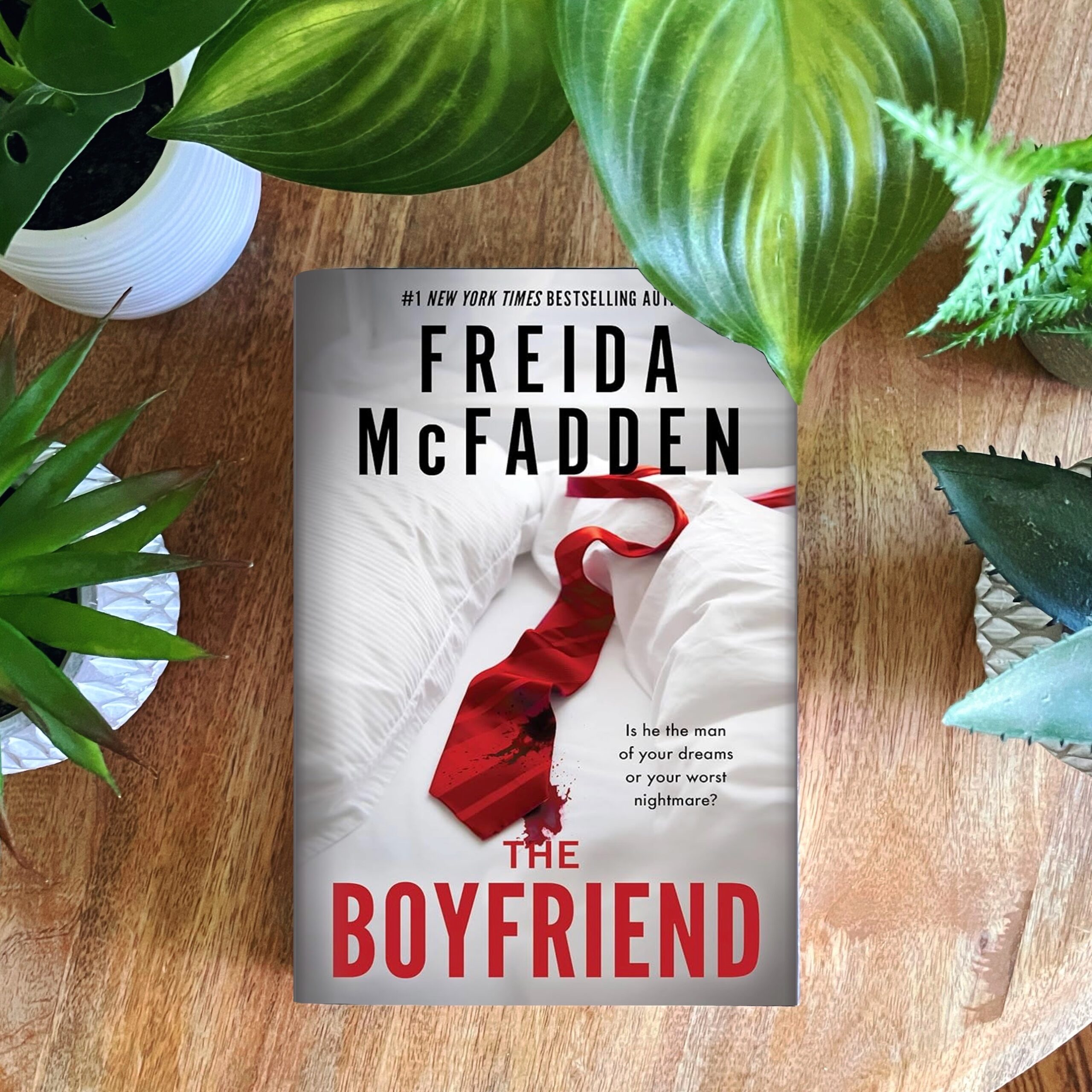 Book Review: The Boyfriend | Freida McFadden - The PhDiva reads books
